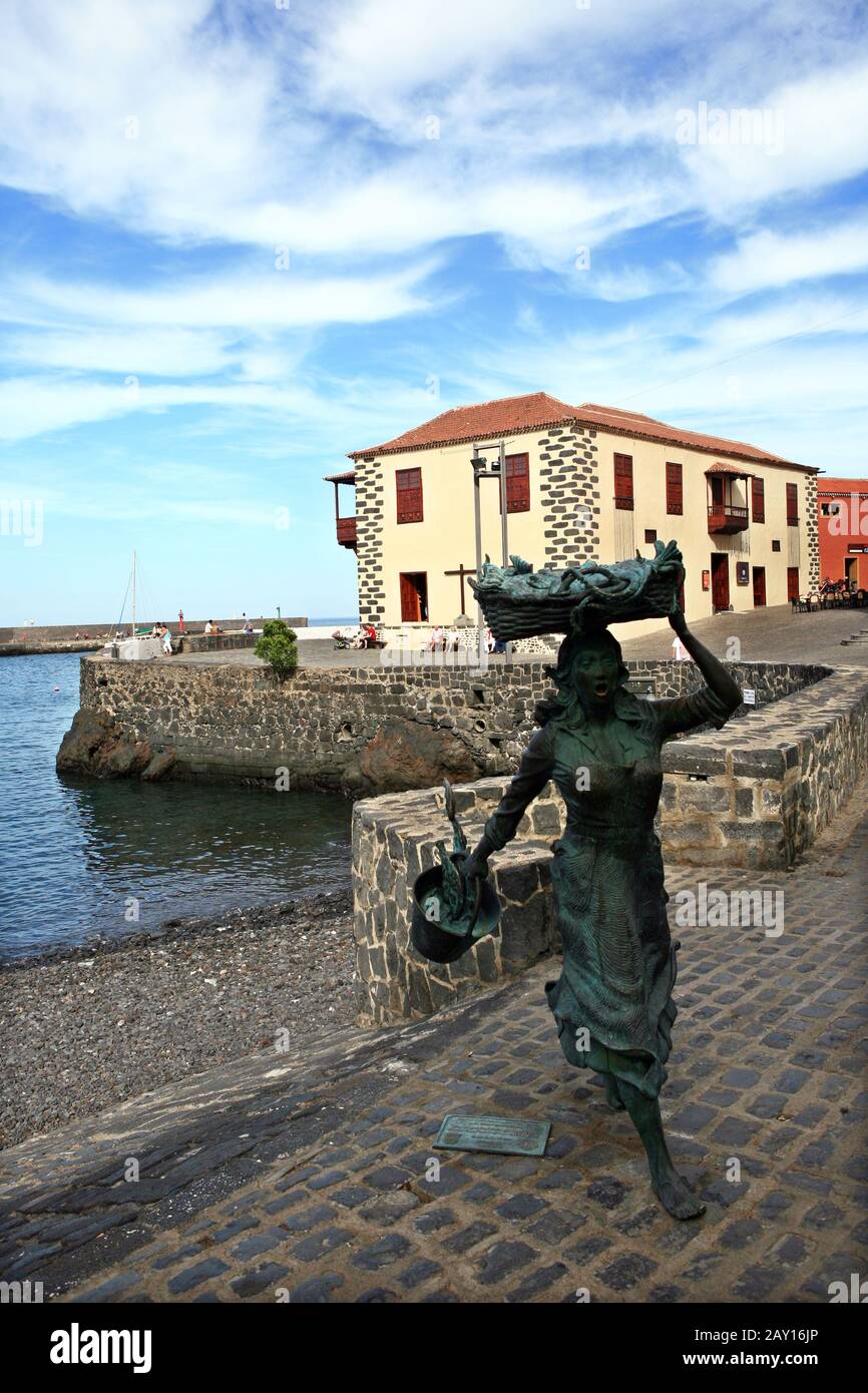 Statue of fisherwoman hi-res stock photography and images - Alamy