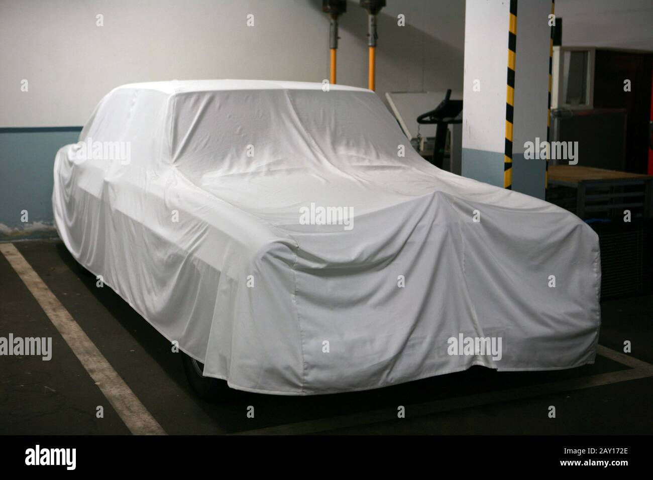 Car covered with cloth hi-res stock photography and images - Alamy