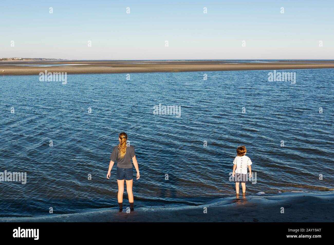 children looking at ocean Stock Photo - Alamy