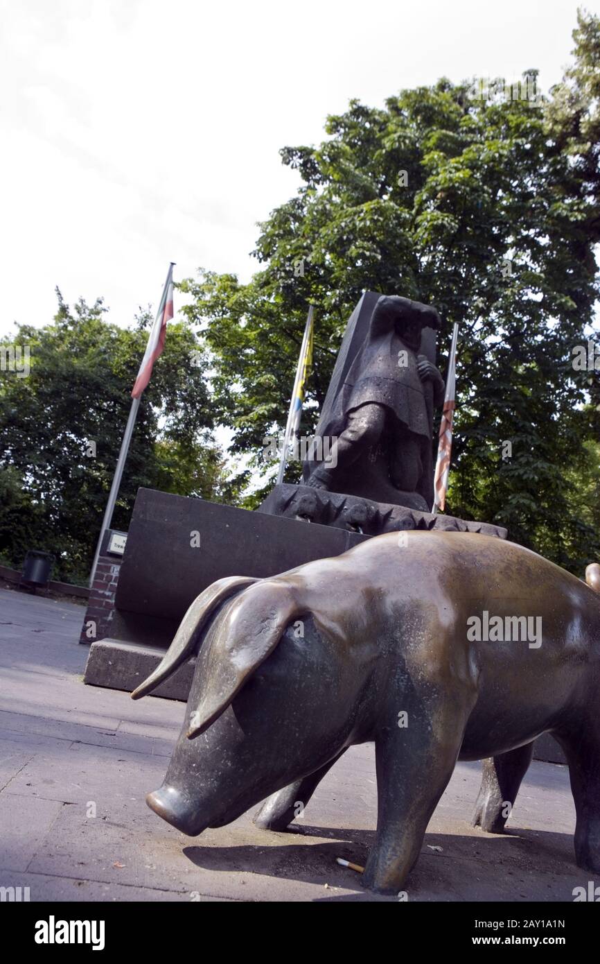 Pig fountain hi-res stock photography and images - Alamy
