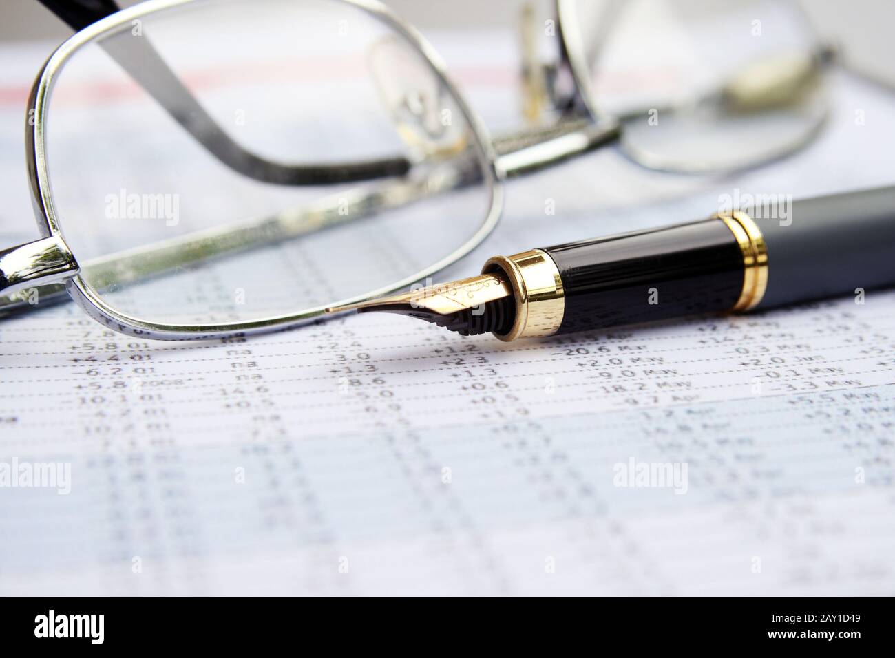 Financial report and fountain pen Stock Photo - Alamy