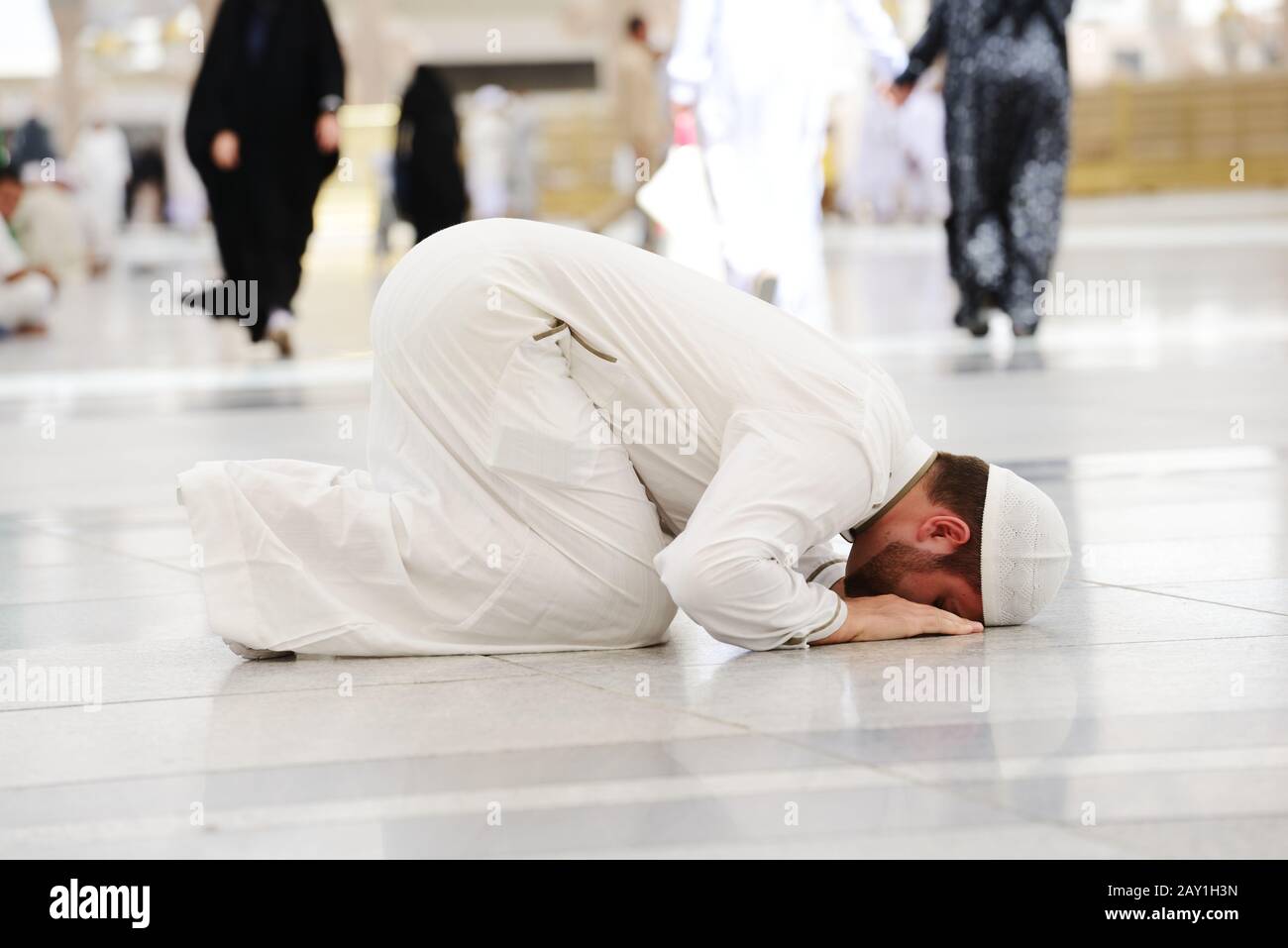 Muslim praying at Medina mosque Stock Photo - Alamy
