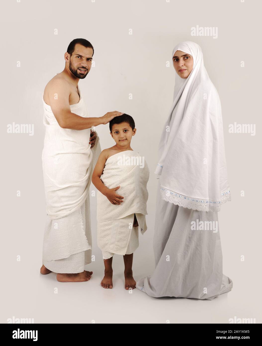 muslim pilgrims in white traditional clothes Stock Photo - Alamy