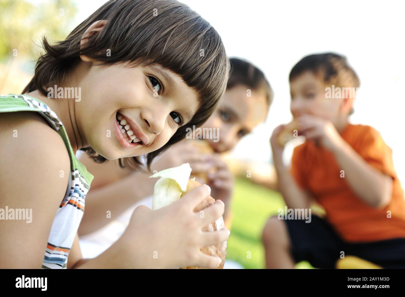 Kids eating healthy snacks hi-res stock photography and images - Alamy