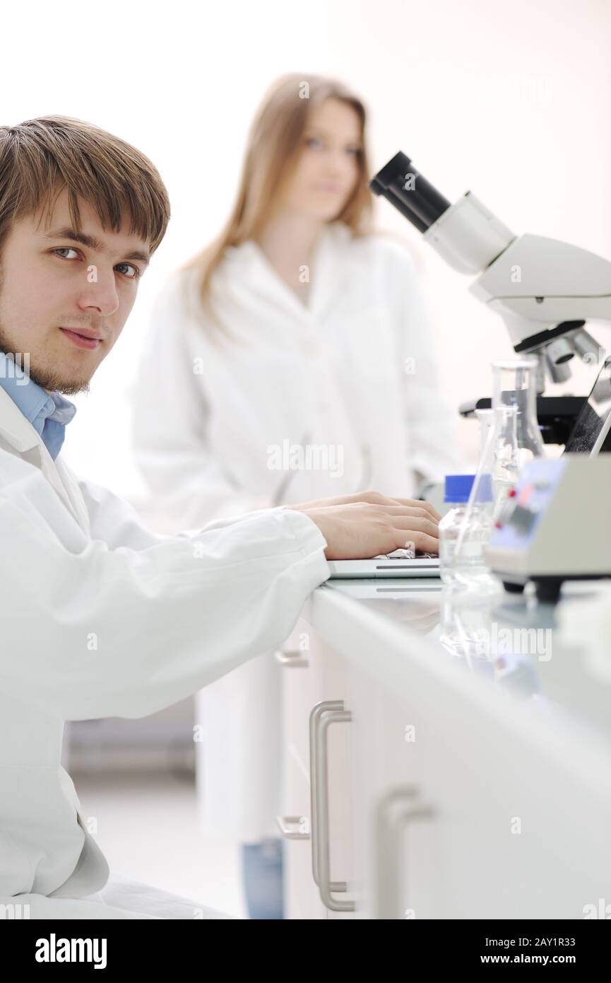 Science researcher computer two hi-res stock photography and images - Alamy