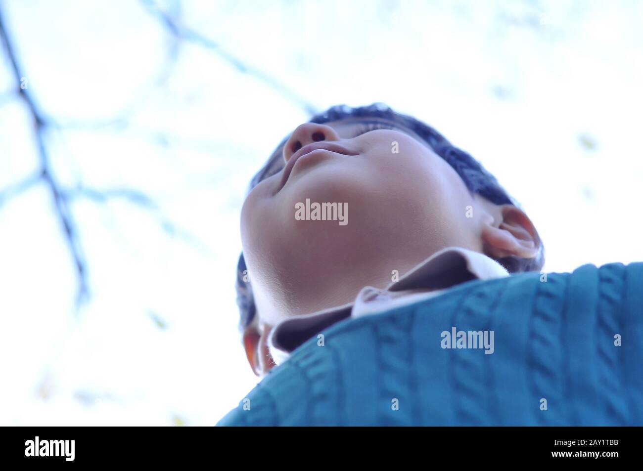 Little kid looking up outdoor Stock Photo - Alamy
