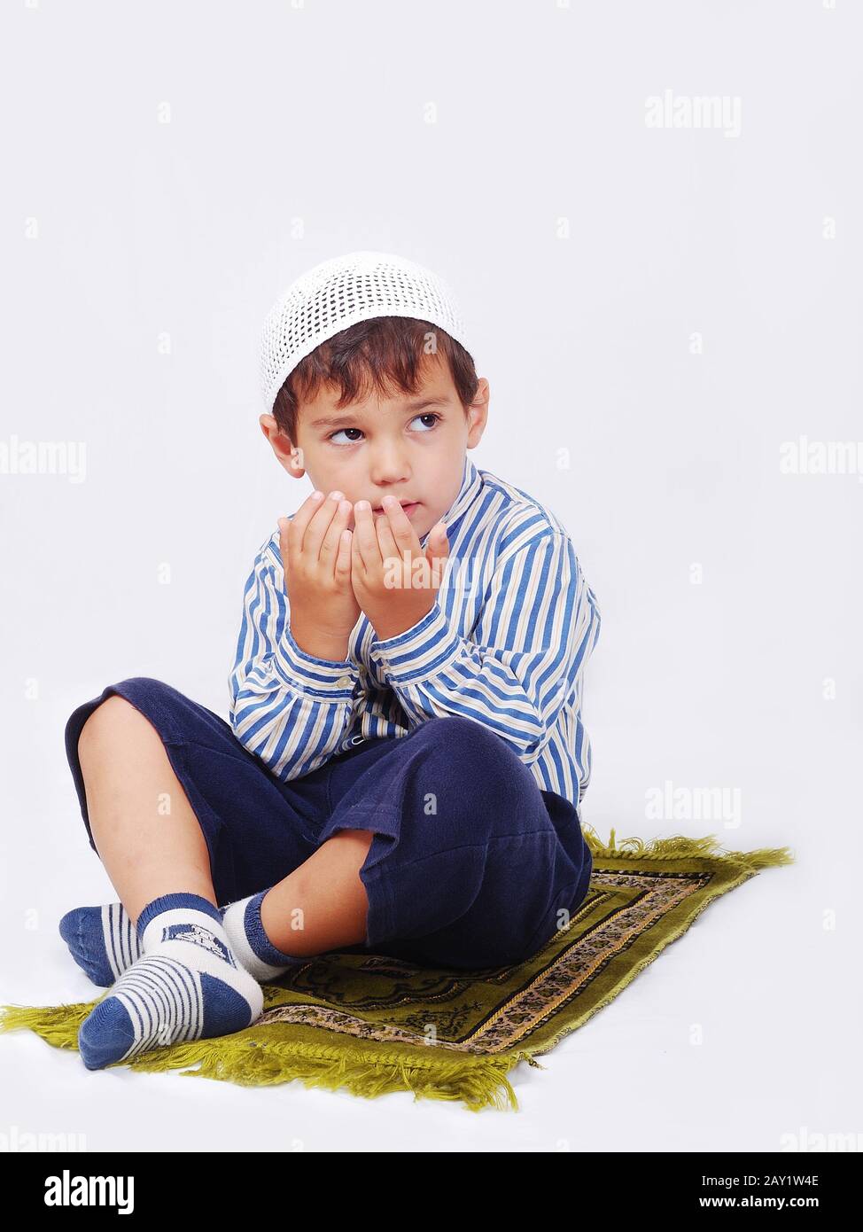 Little muslim boy is praying on traditional way Stock Photo - Alamy