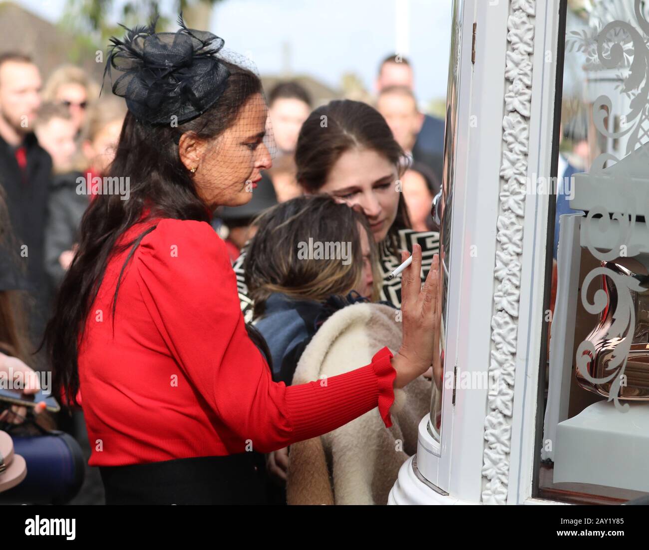 Mourners approach funeral cortege hi-res stock photography and images ...