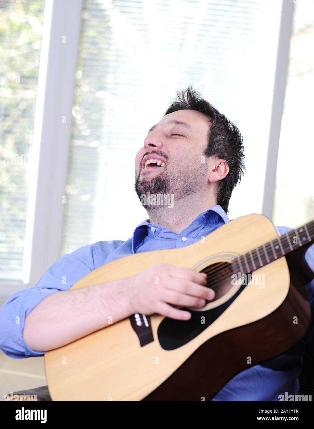 Person singing at home hi-res stock photography and images - Alamy
