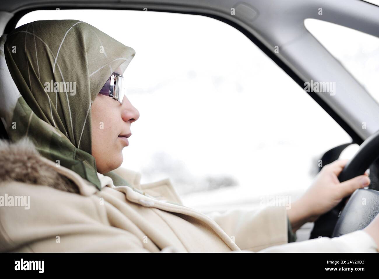 Saudi woman driving hi-res stock photography and images - Alamy