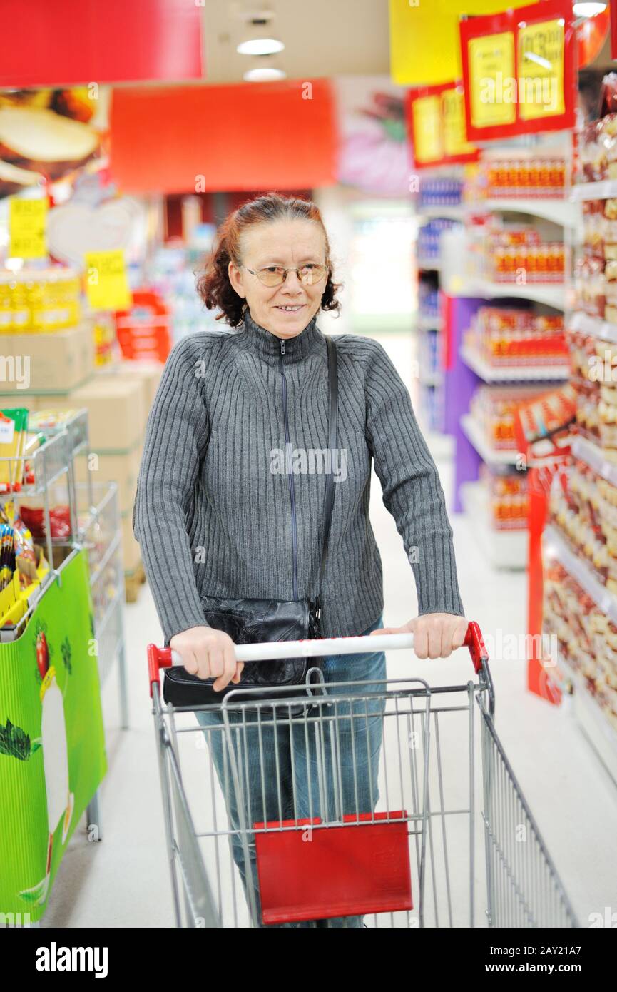 Supermarket elderly woman hi-res stock photography and images - Alamy