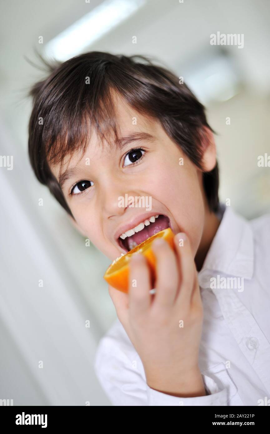 Child eating an orange hi-res stock photography and images - Alamy