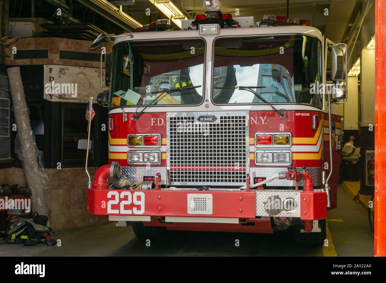 Ladder truck fdny fire department hi-res stock photography and images ...