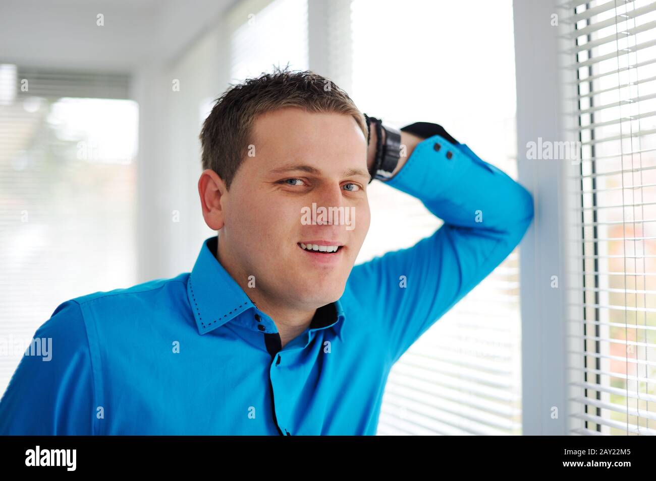 Man leaning against glass window hi-res stock photography and images ...