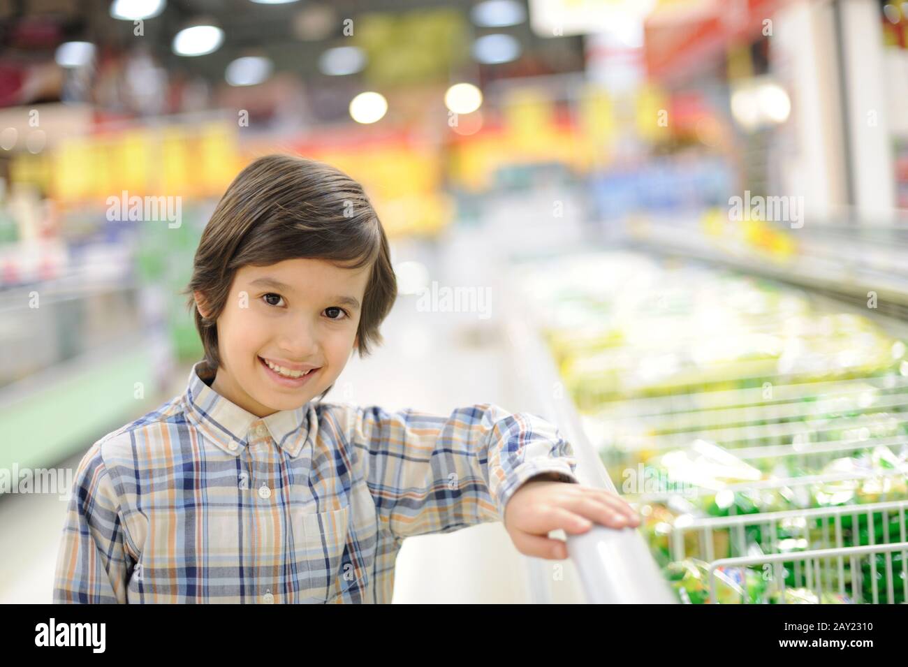 Kid grocery bag store hi-res stock photography and images - Alamy
