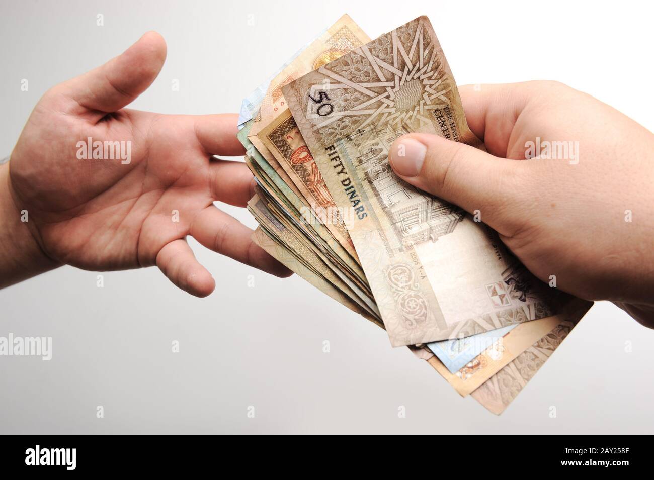Giving money arab hi-res stock photography and images - Alamy