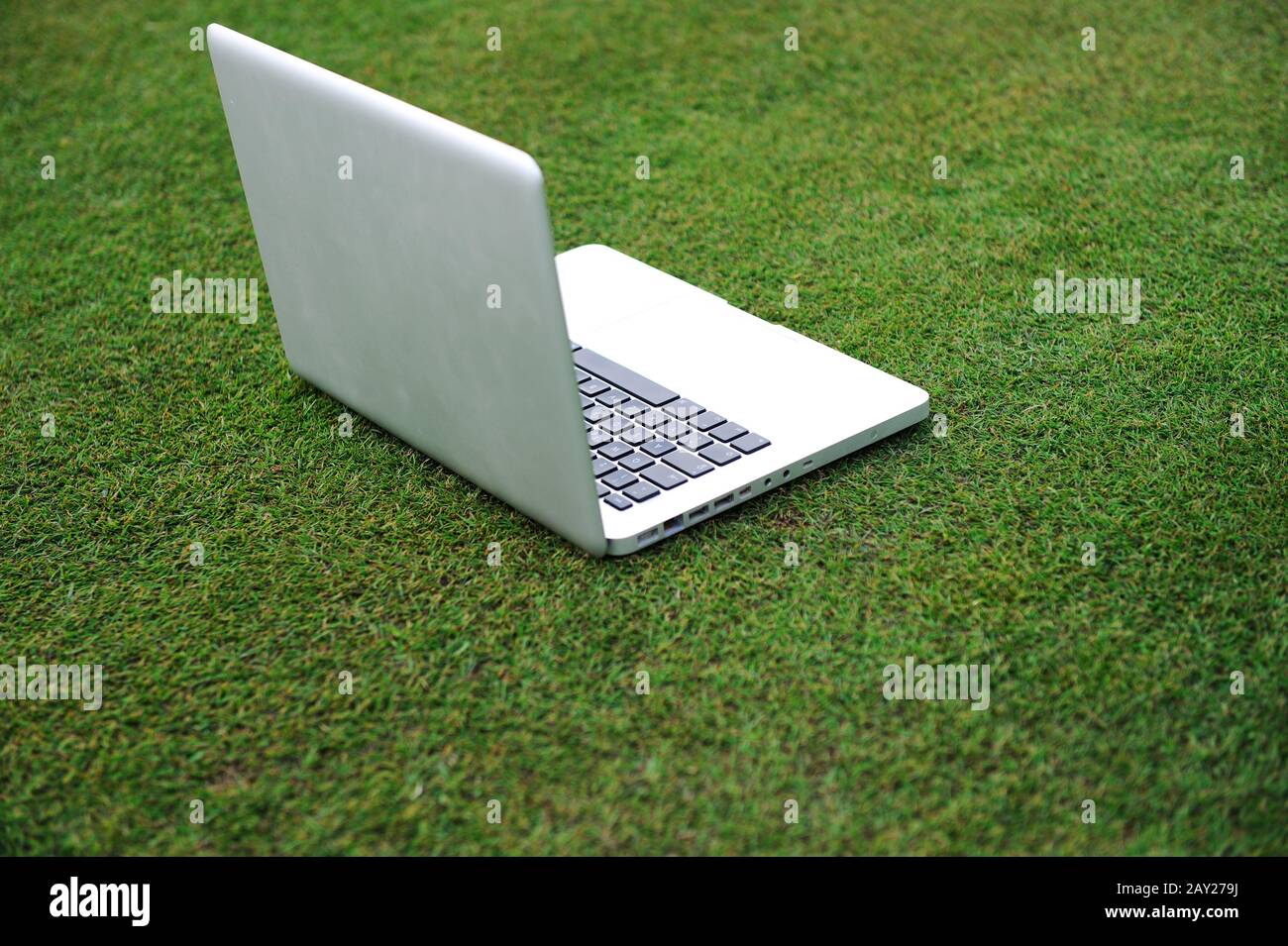 Laptop on the ground outside hi-res stock photography and images - Alamy