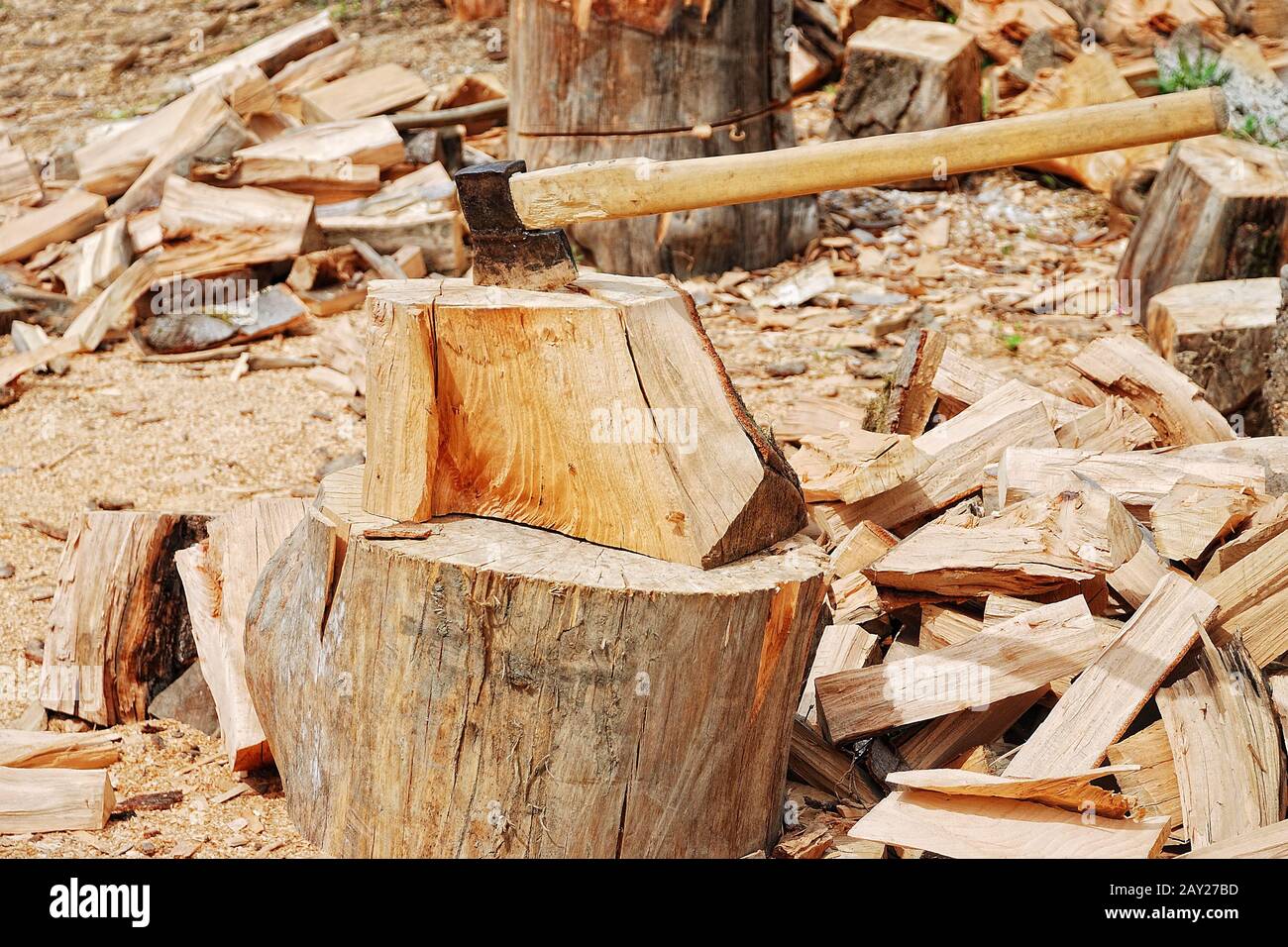 Wood prepared with axe for the winter Stock Photo - Alamy