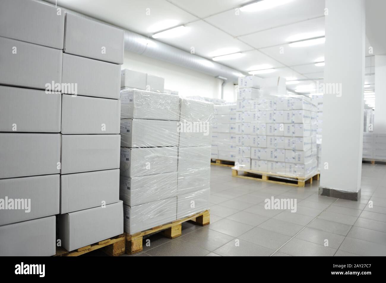 Pallet full of boxes hi-res stock photography and images - Alamy