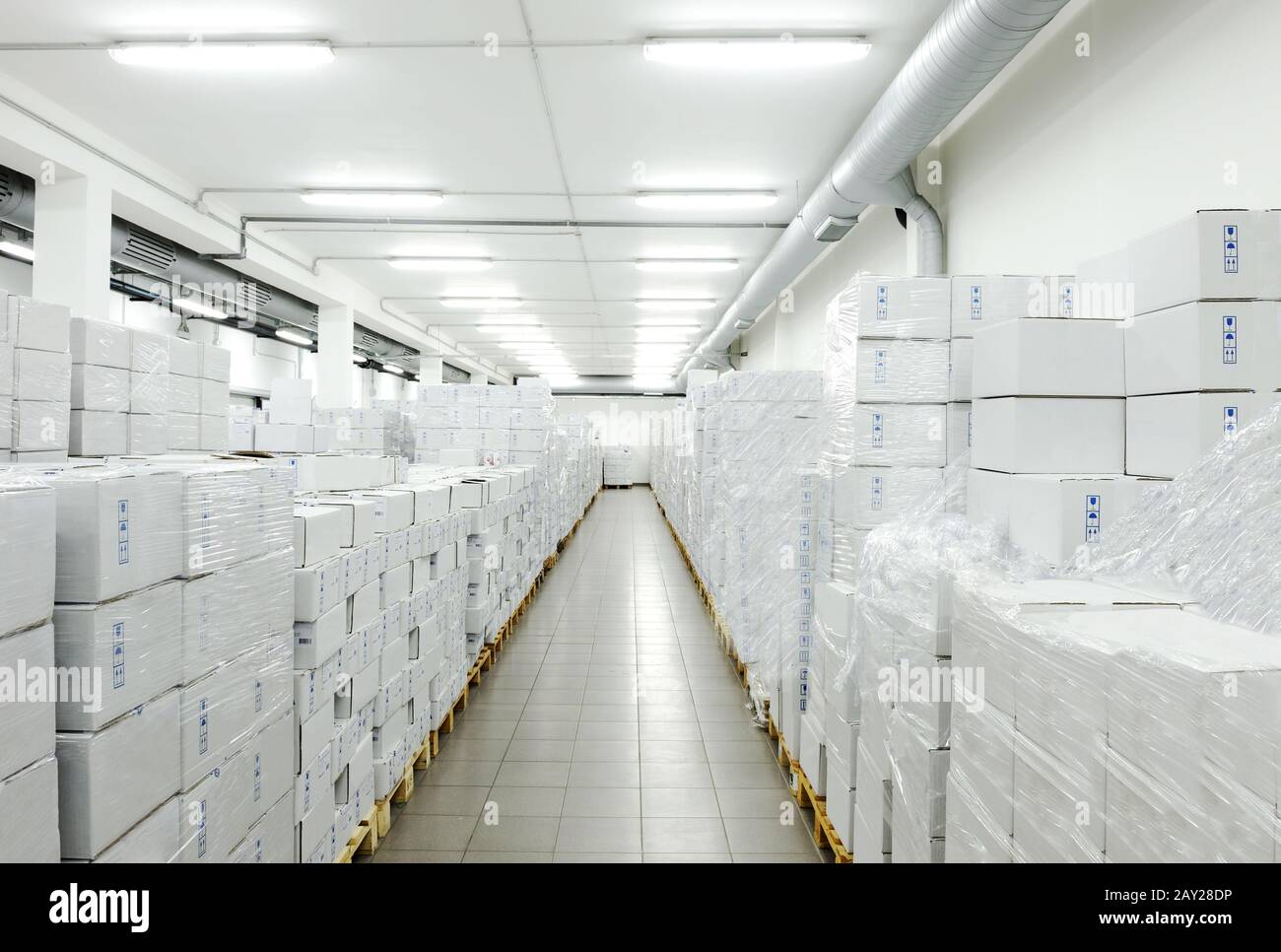 Truck in container depot wharehouse hi-res stock photography and images ...