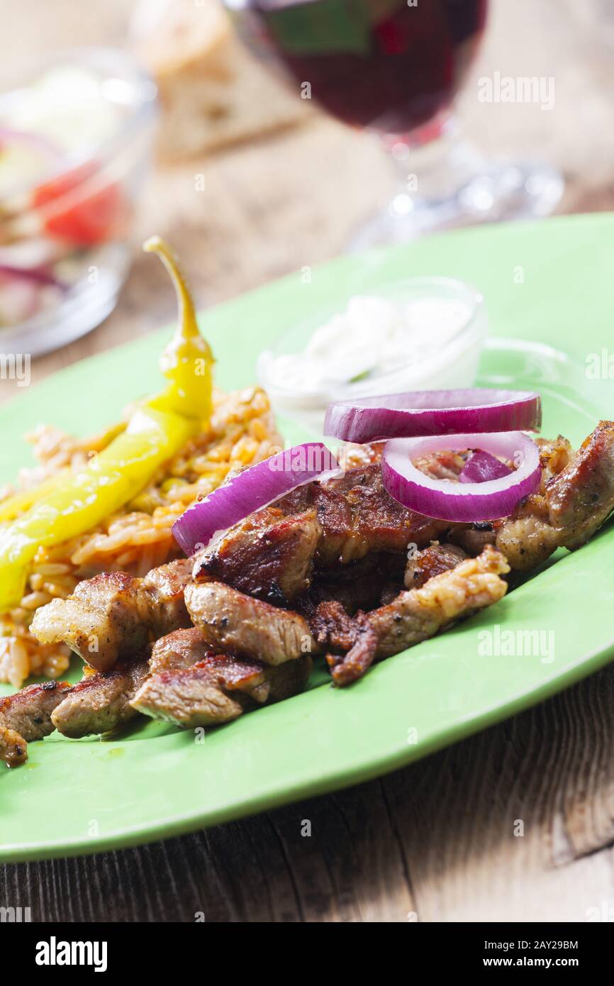 Gyros auf einem teller hi-res stock photography and images - Alamy