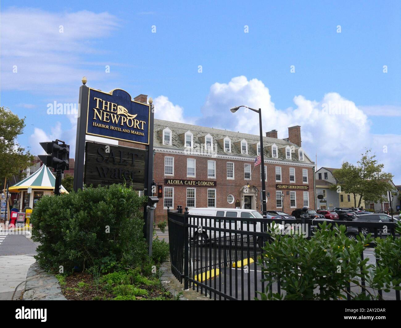 Streetside view hi-res stock photography and images - Alamy