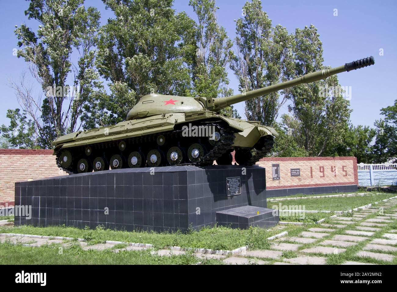 Monument of soviet soldiers hi-res stock photography and images - Alamy