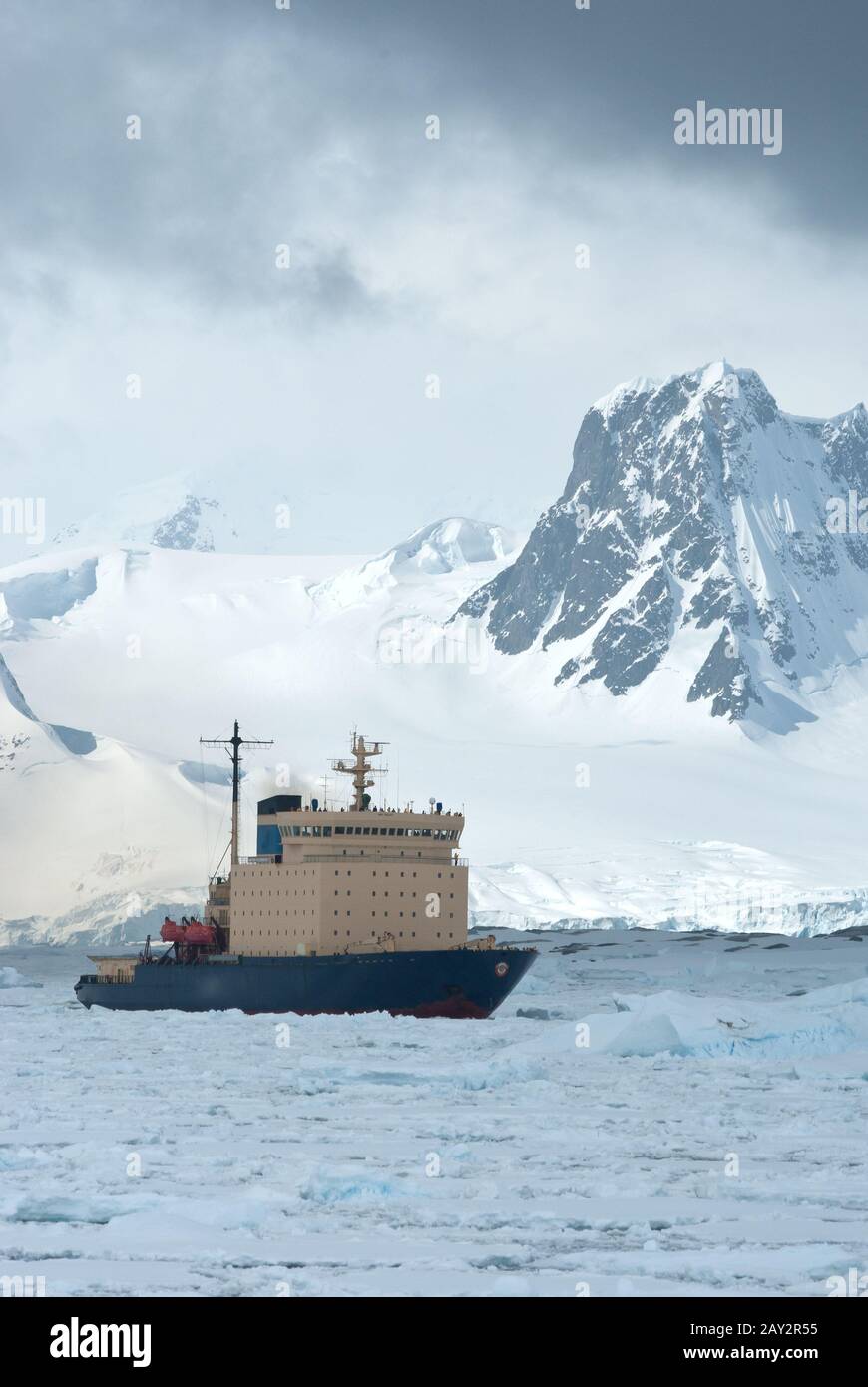 Ship floats on ice sea hi-res stock photography and images - Alamy