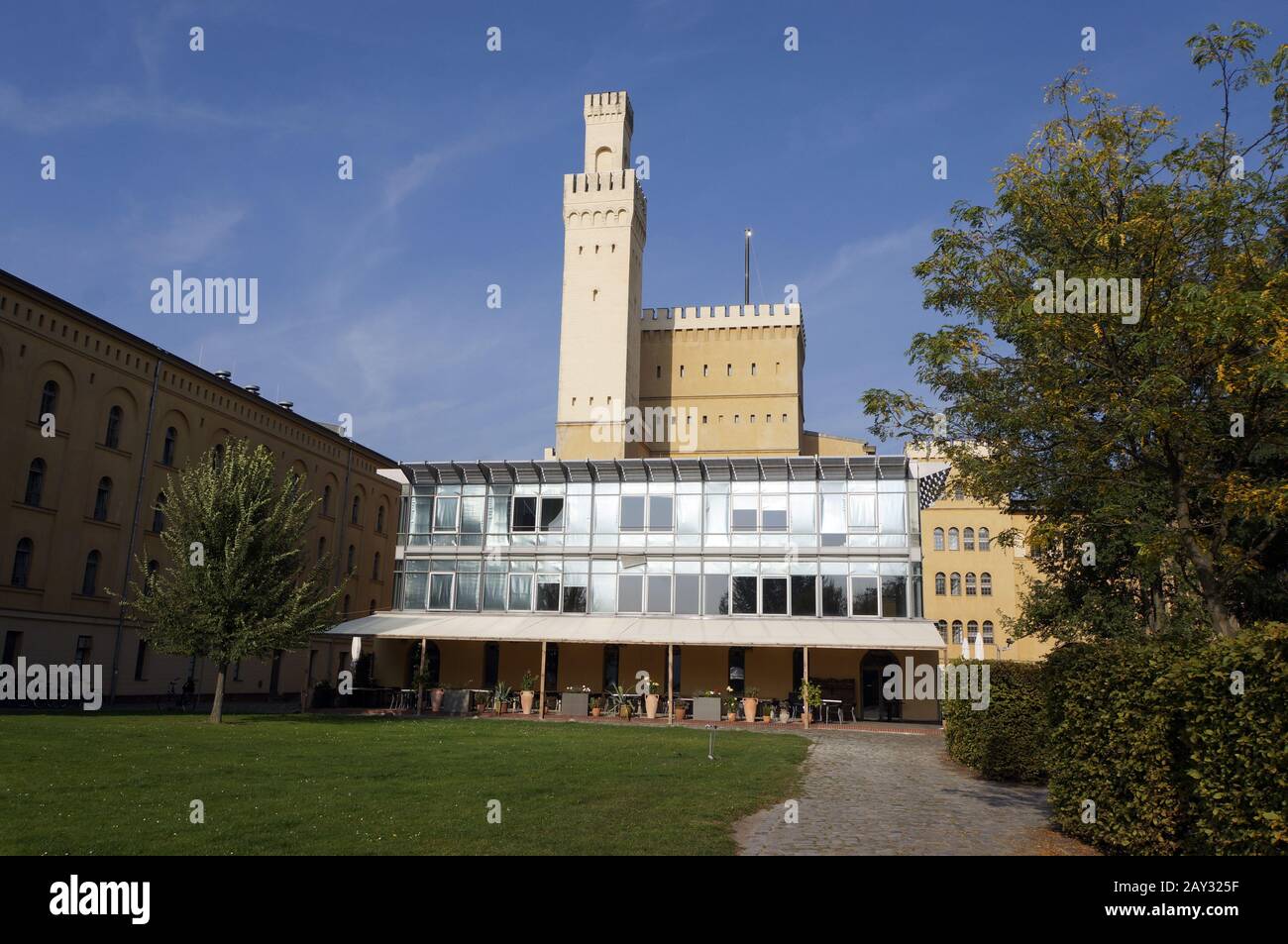 Old storehouse modern hotel hi-res stock photography and images - Alamy