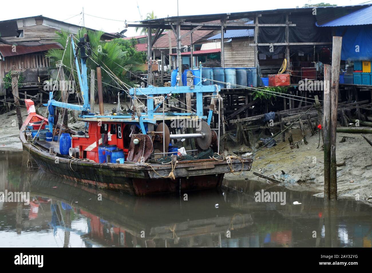 Colorful chinese fishing boat Stock Photo - Alamy