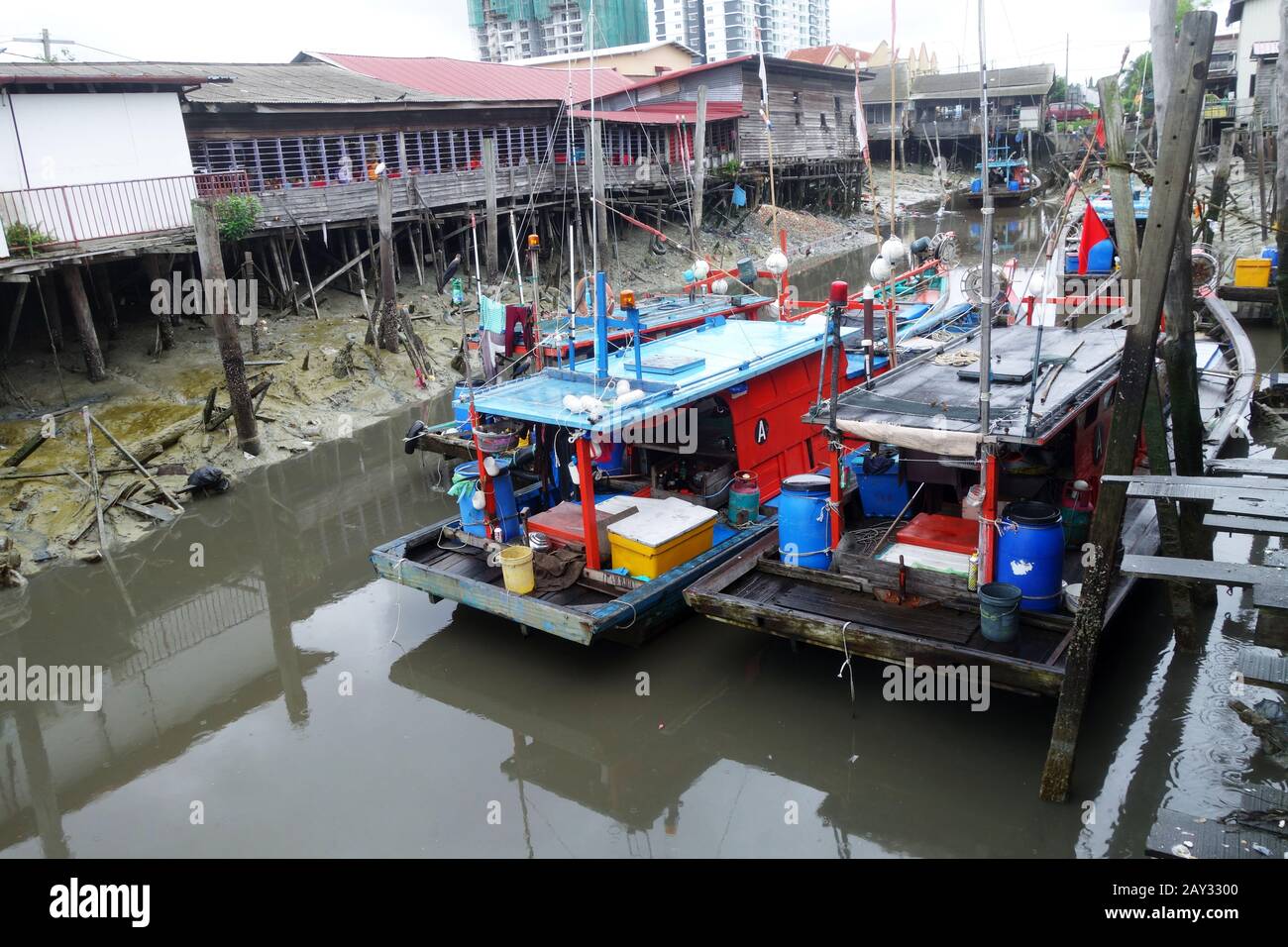 Colorful chinese fishing boat Stock Photo - Alamy