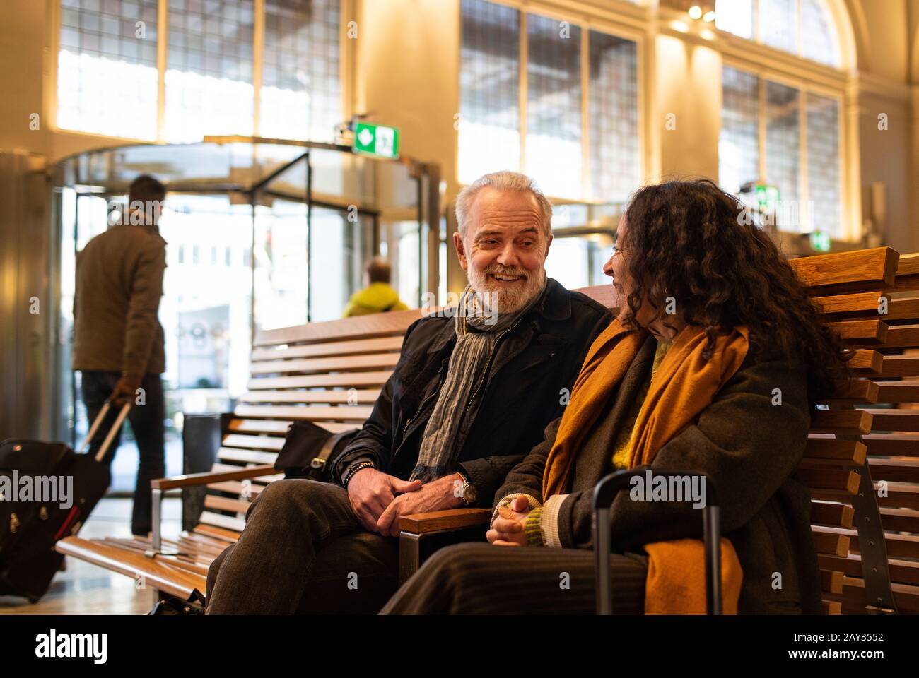 Train station bench with two people hi-res stock photography and images ...