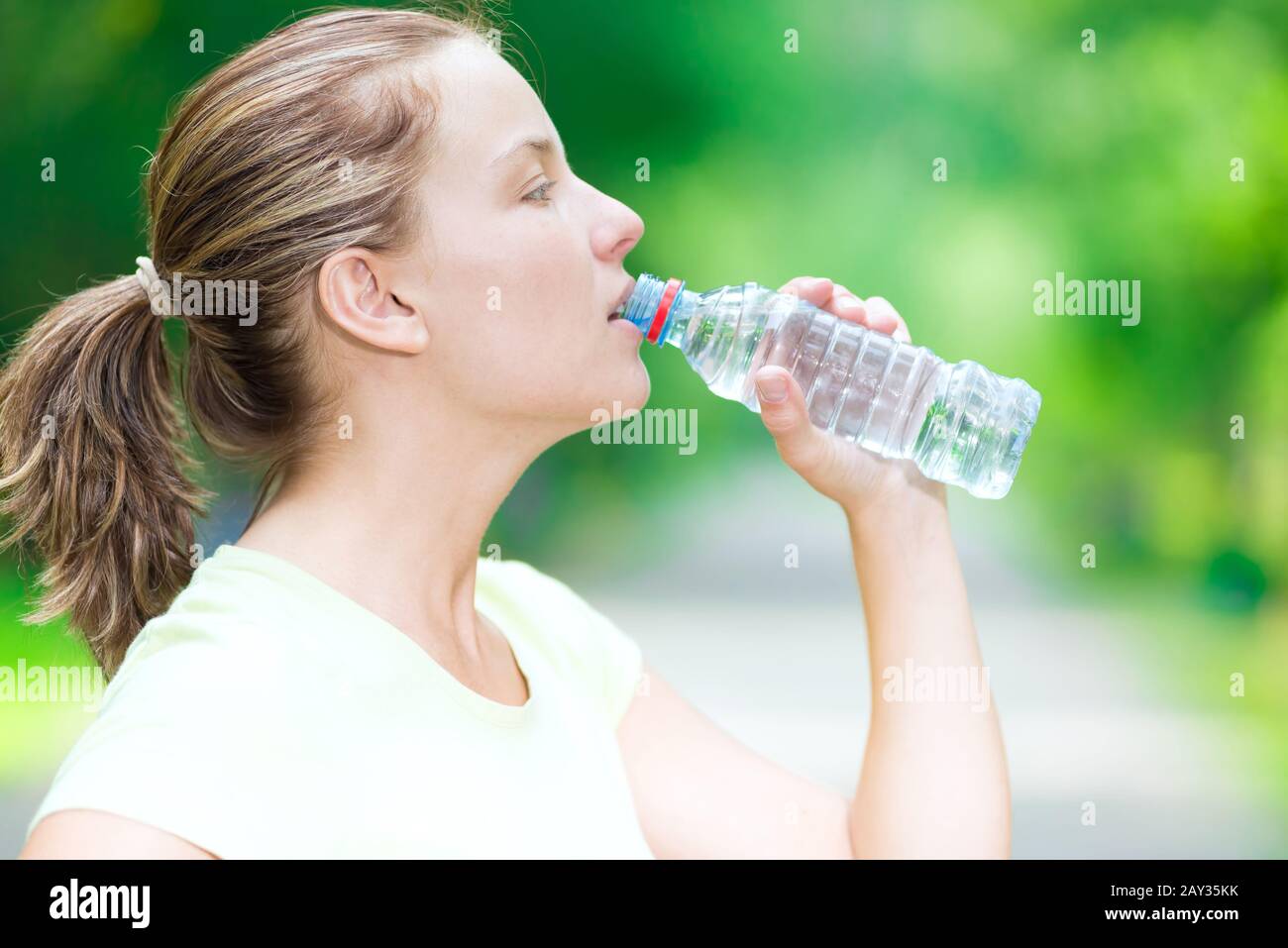 Woman drinking from a water bottle hi-res stock photography and images ...