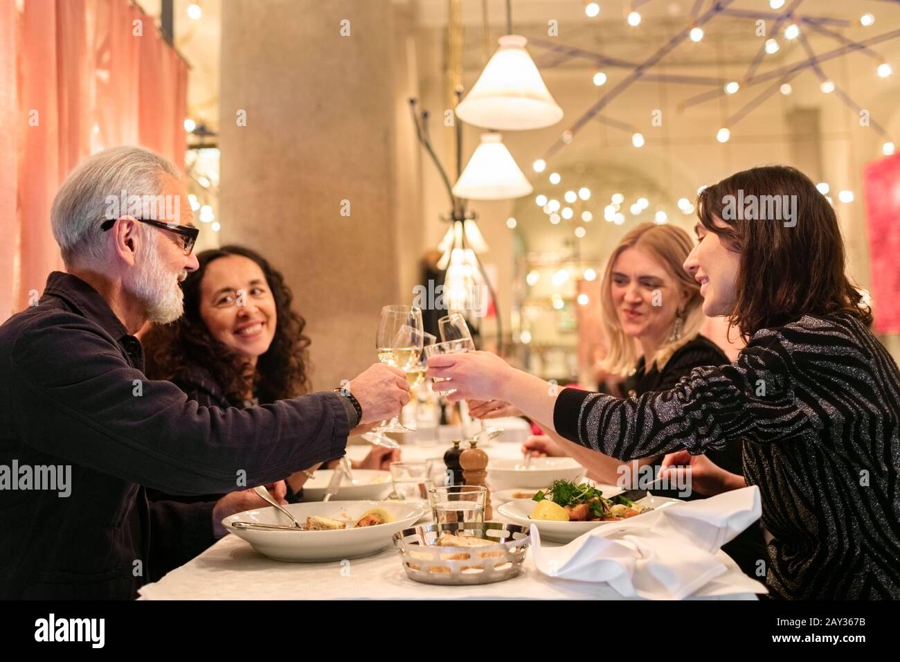 City restaurant friends hi-res stock photography and images - Alamy