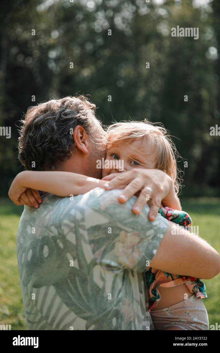 Father and daughter hugging Stock Photo - Alamy