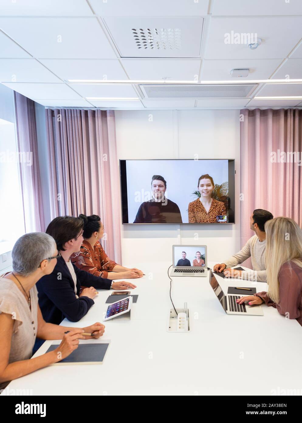 Video team building hi-res stock photography and images - Alamy