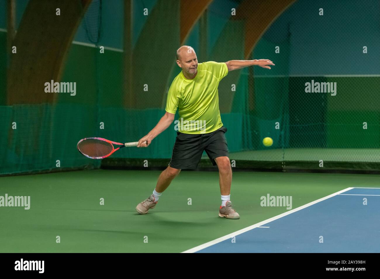 Man with tennis hi-res stock photography and images - Alamy