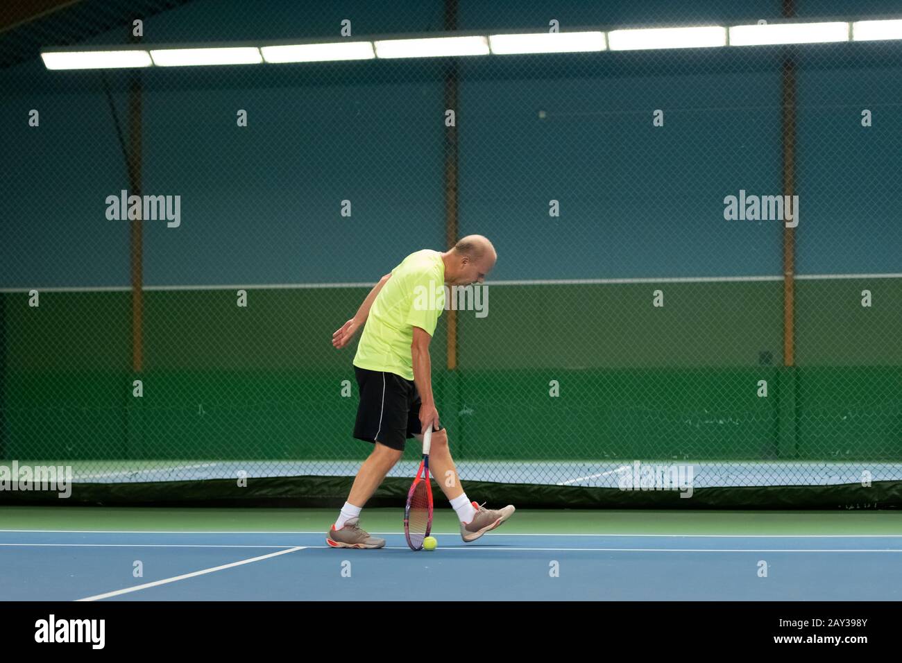 Man playing tennis Stock Photo - Alamy