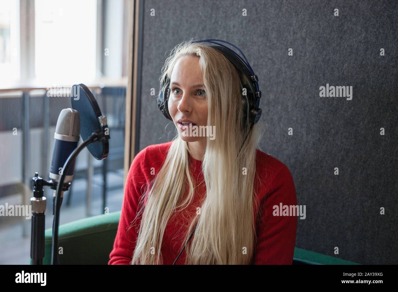 Woman people talking microphone hi-res stock photography and images - Alamy