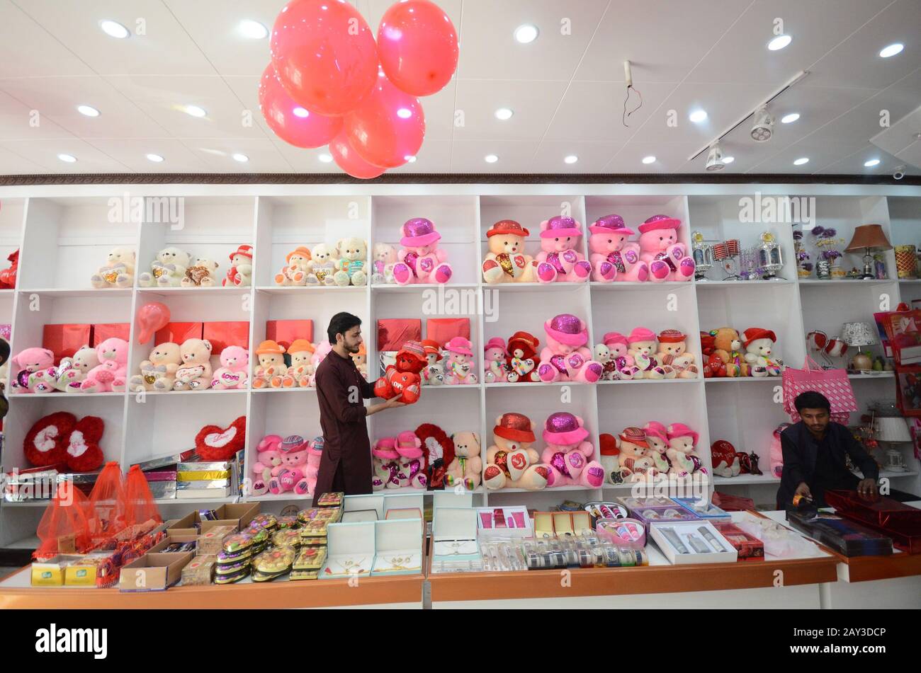 Pakistan woman shop hi-res stock photography and images - Alamy