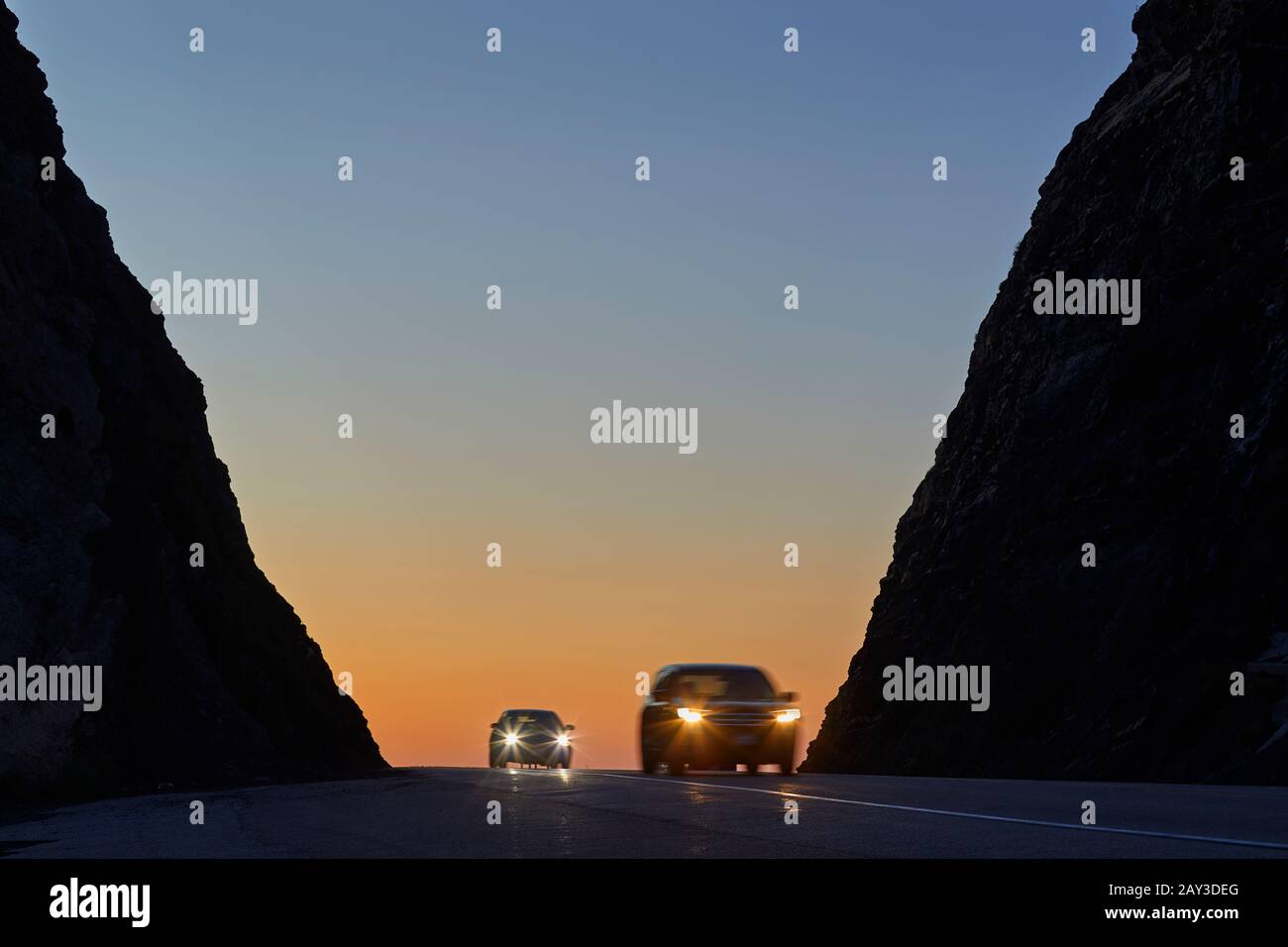 Cliff road cars hi-res stock photography and images - Alamy