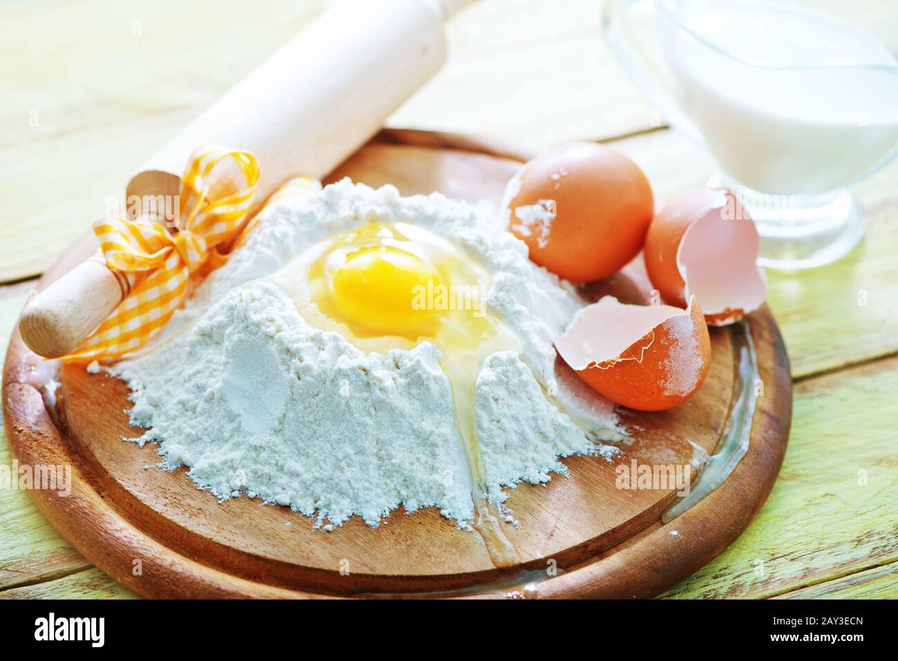 Fresh egg cracked heap flour hi-res stock photography and images - Alamy