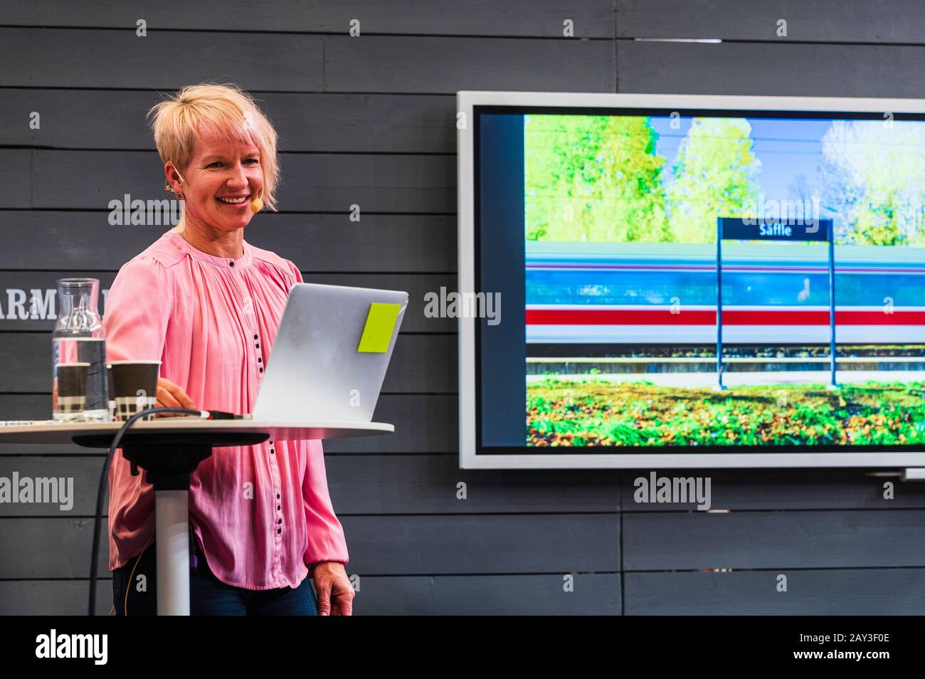 Presentation speaker screen hi-res stock photography and images - Alamy