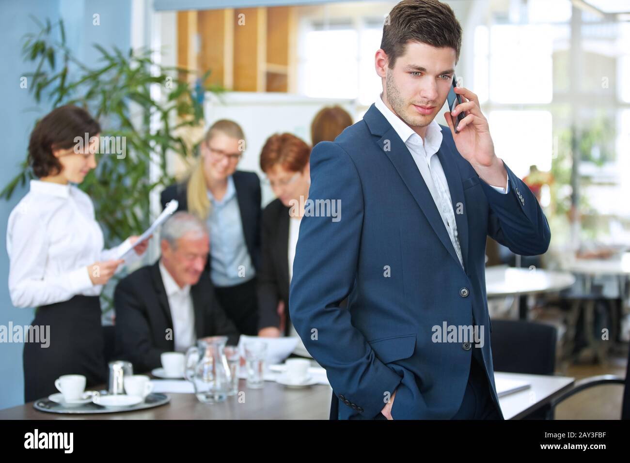 Cell phone store employee hi-res stock photography and images - Alamy