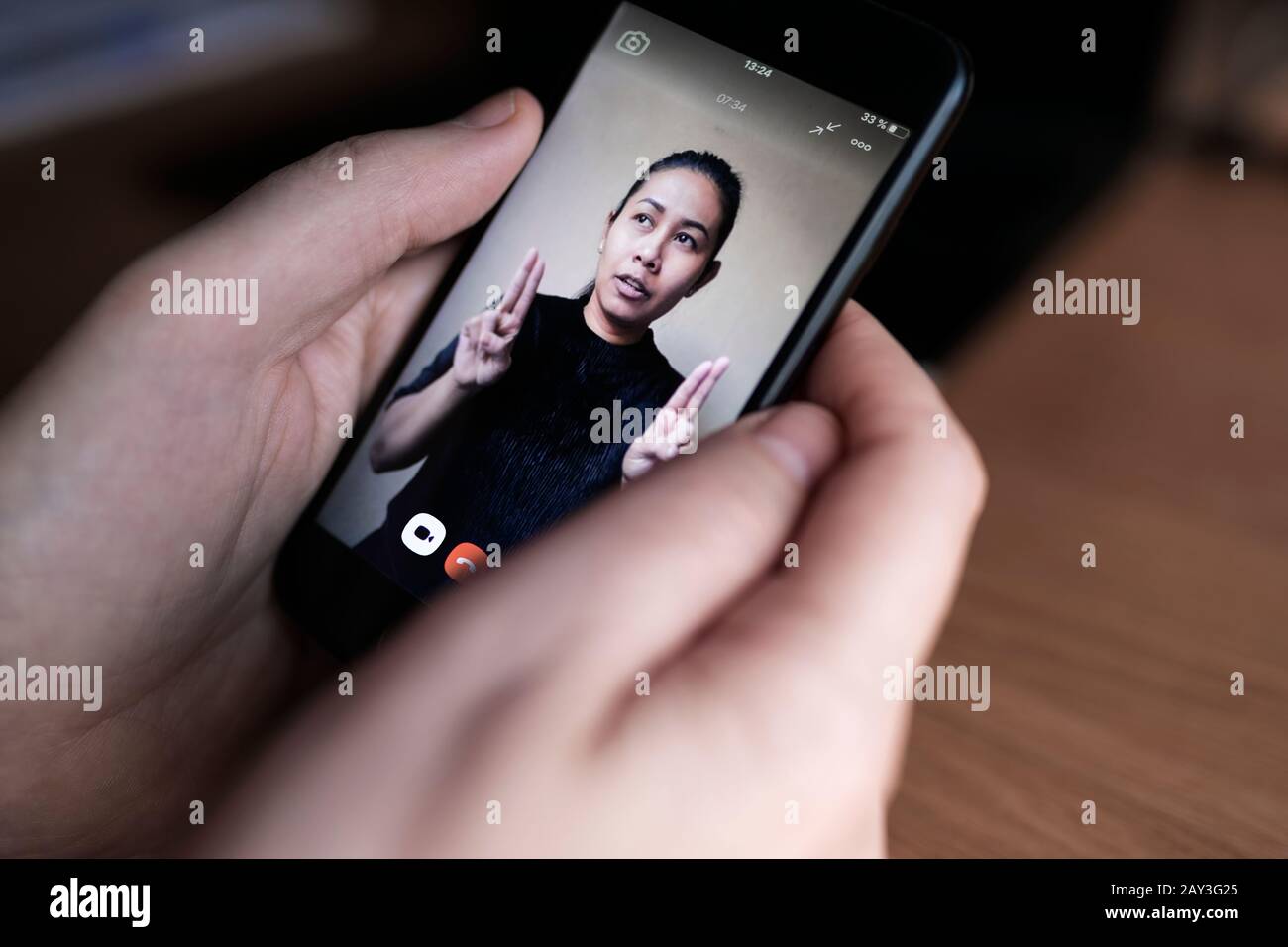 Hands holding cell phone Stock Photo - Alamy