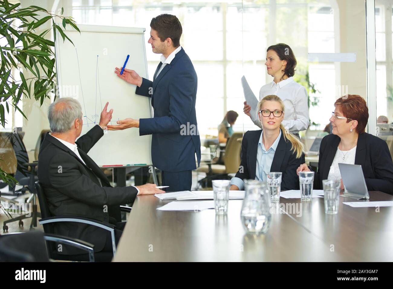 Meeting business table presentation hi-res stock photography and images ...