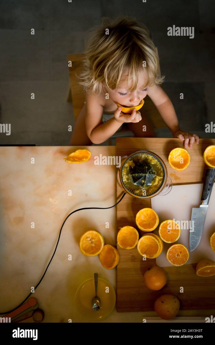 Boy eating oranges Stock Photo - Alamy