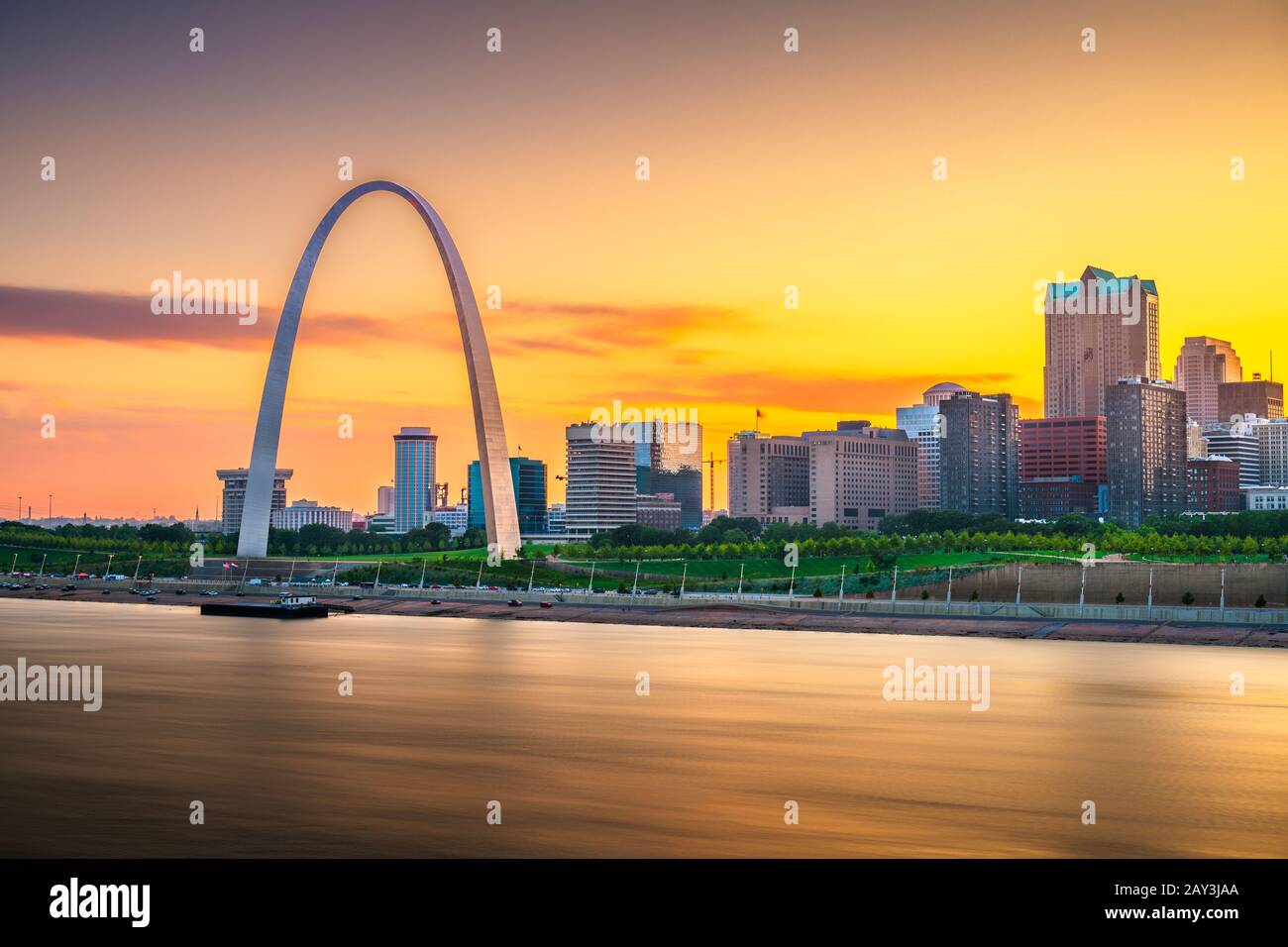 St. Louis, Missouri, USA downtown cityscape on the Mississippi River at ...