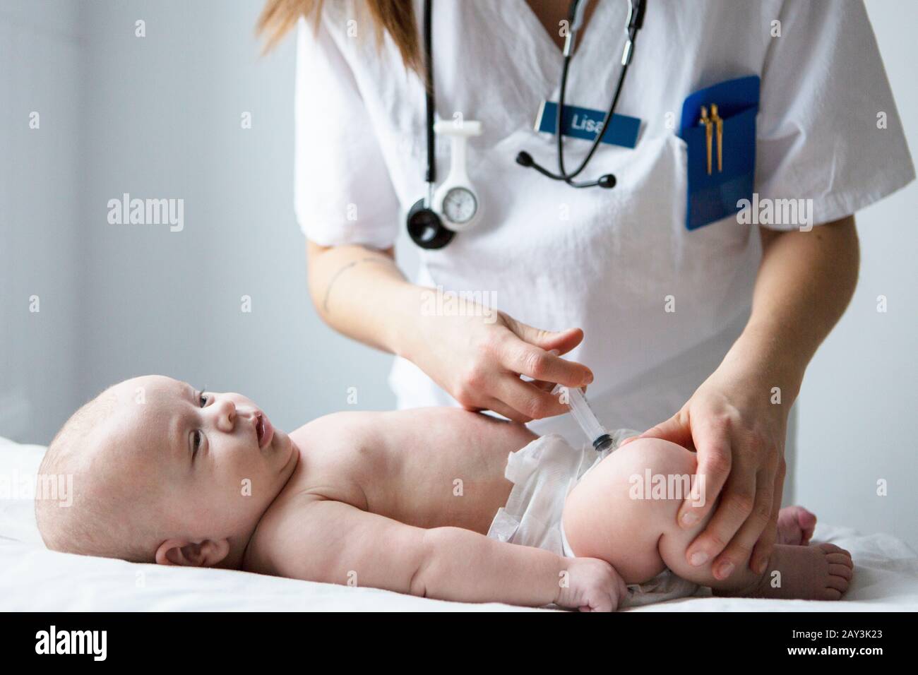 Doctor injection baby hi-res stock photography and images - Alamy