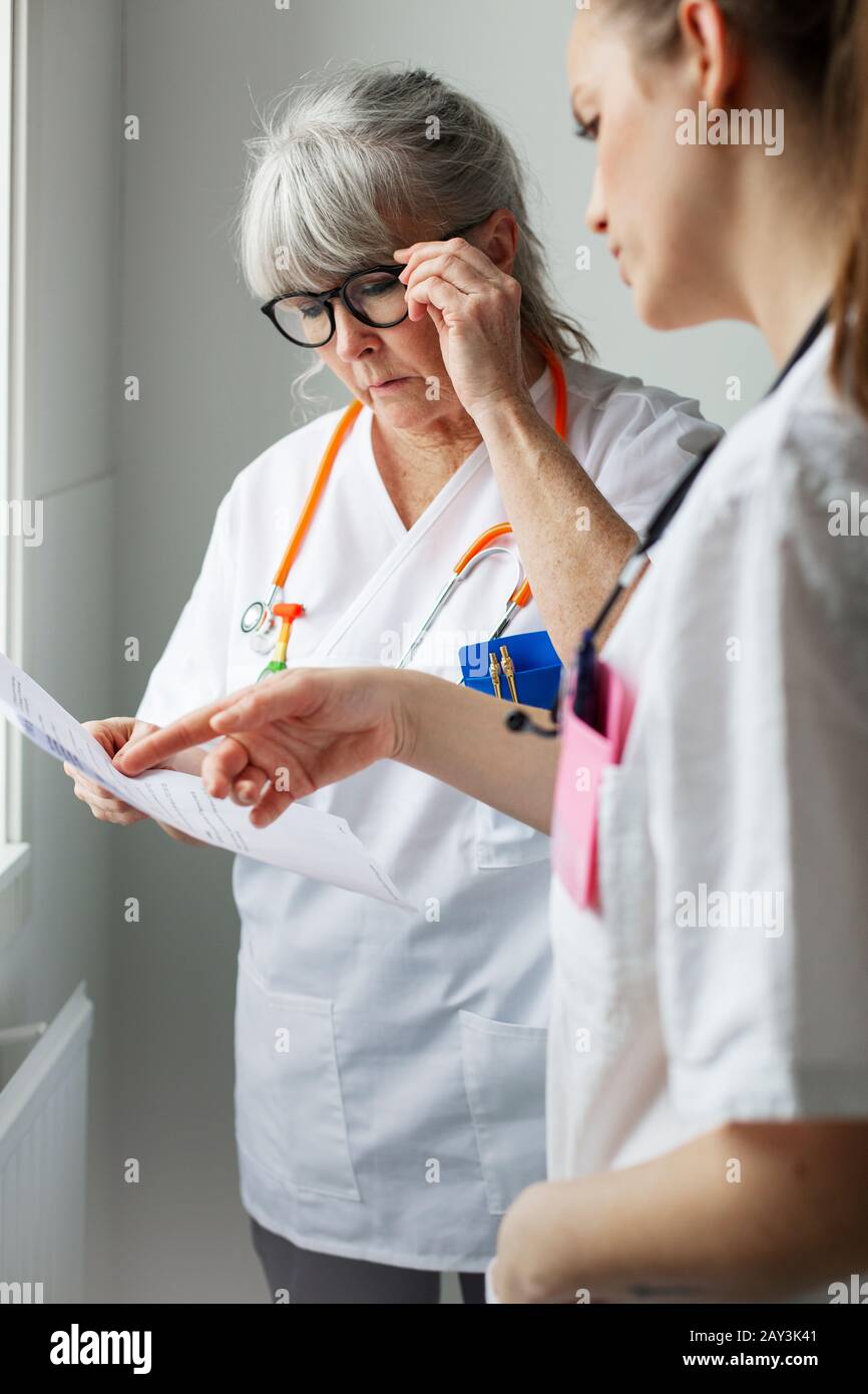 Medical staff pointing hi-res stock photography and images - Alamy